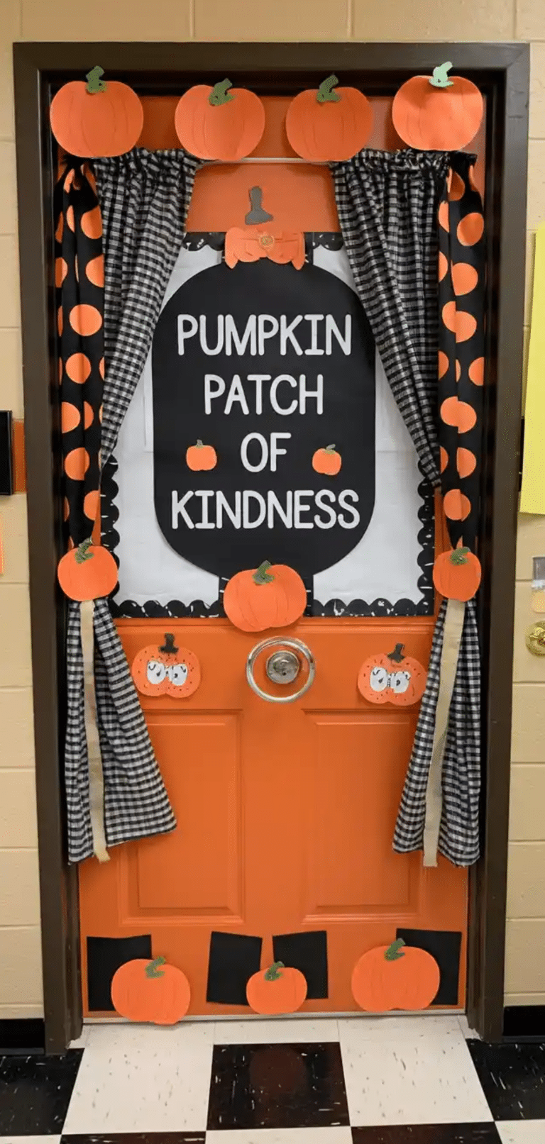 14 Stunning Fall Door Decoration Ideas to The Classroom - The Mega Mom