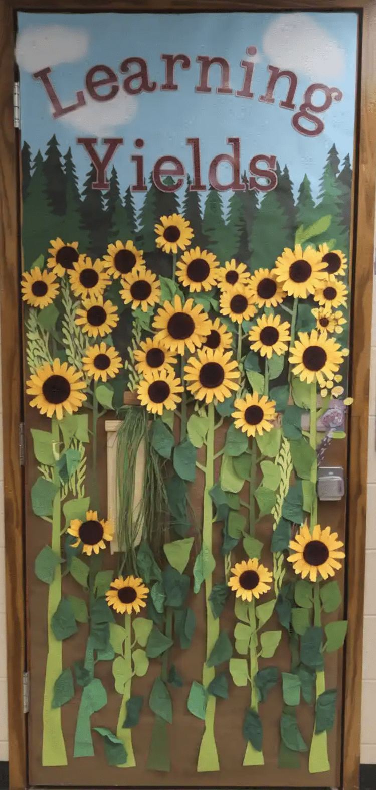 14 Stunning Fall Door Decoration Ideas to The Classroom - The Mega Mom