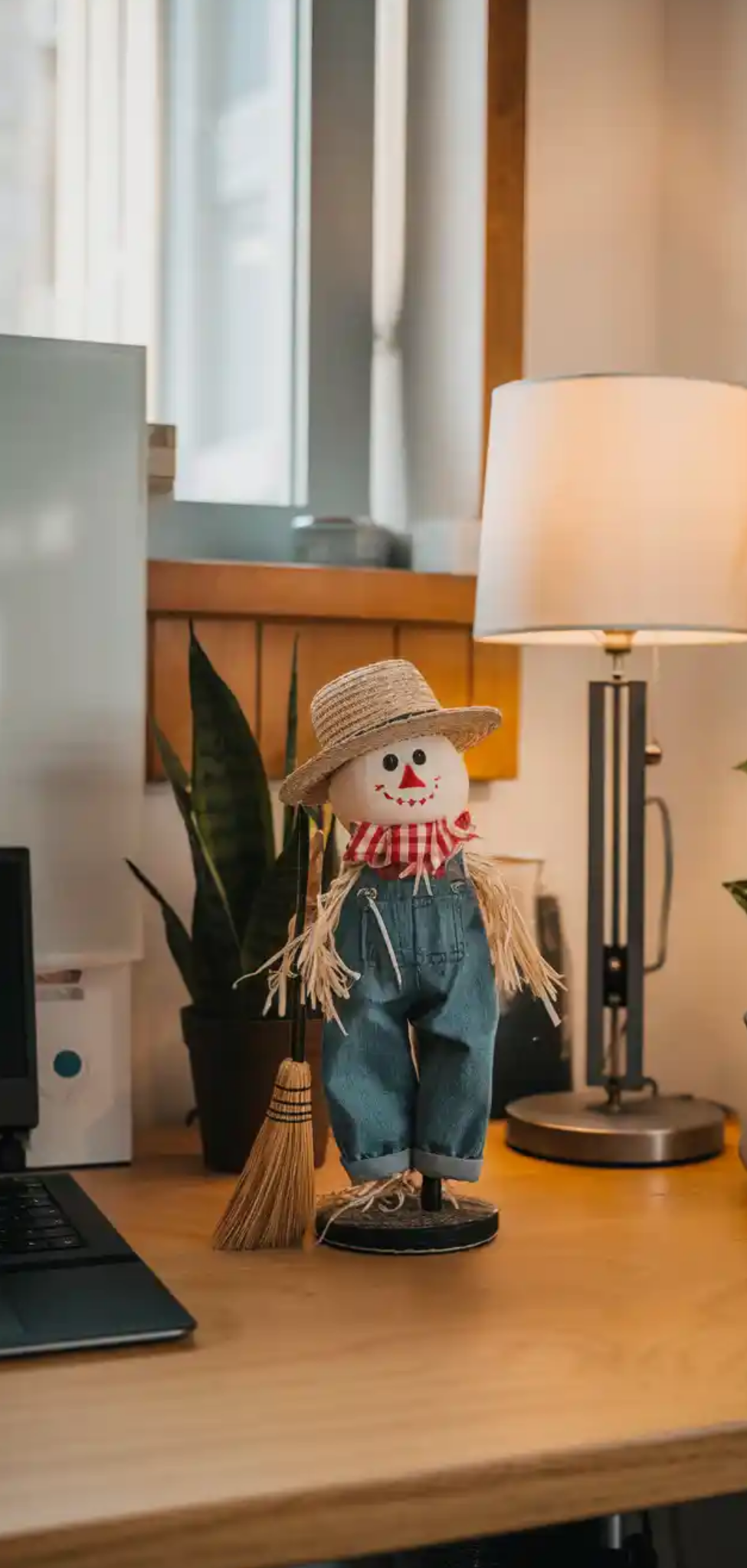 15 Brilliant Fall Office Decor Ideas for Your Desk at Work - The Mega Mom