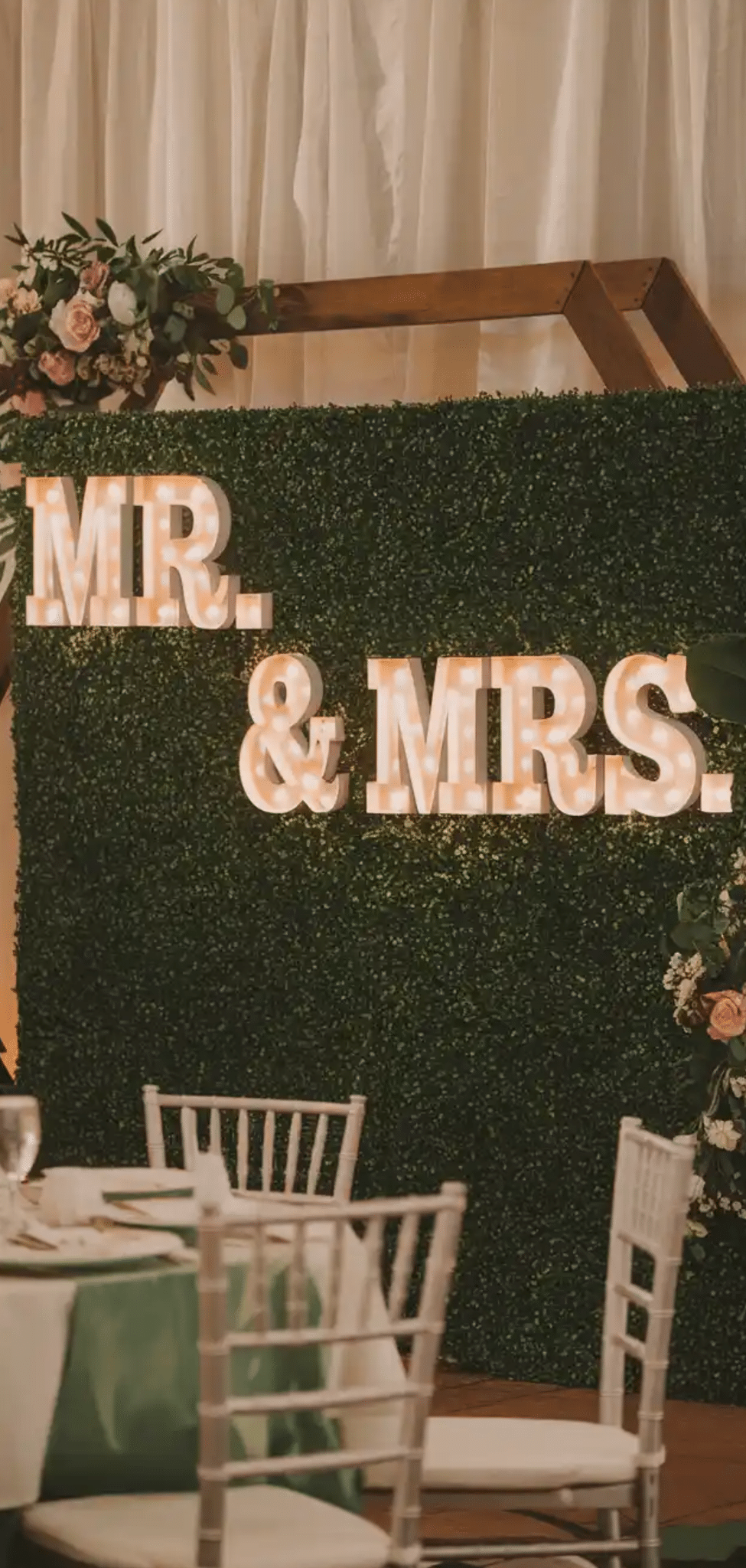 15 Beautiful Wedding Reception Backdrops - The Mega Mom